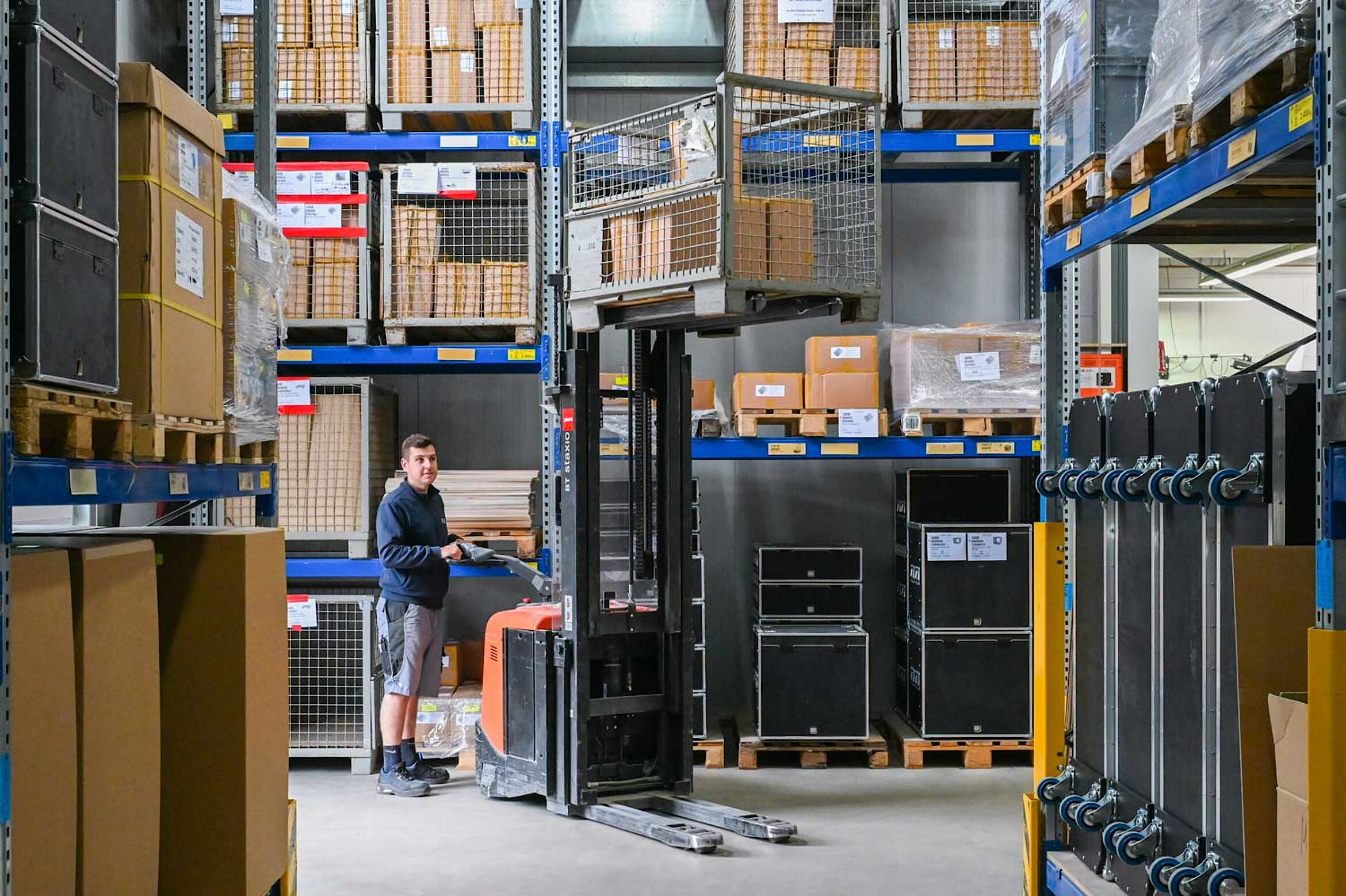 Warehouse logistics specialist